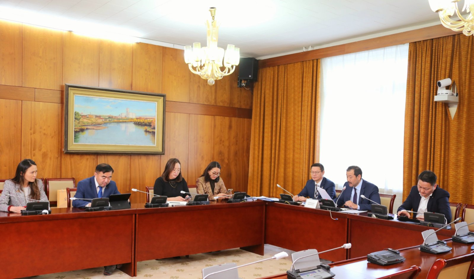Хууль эрх зүйн орчныг сайжруулах болон санхүү төсвийн асуудлыг судалж