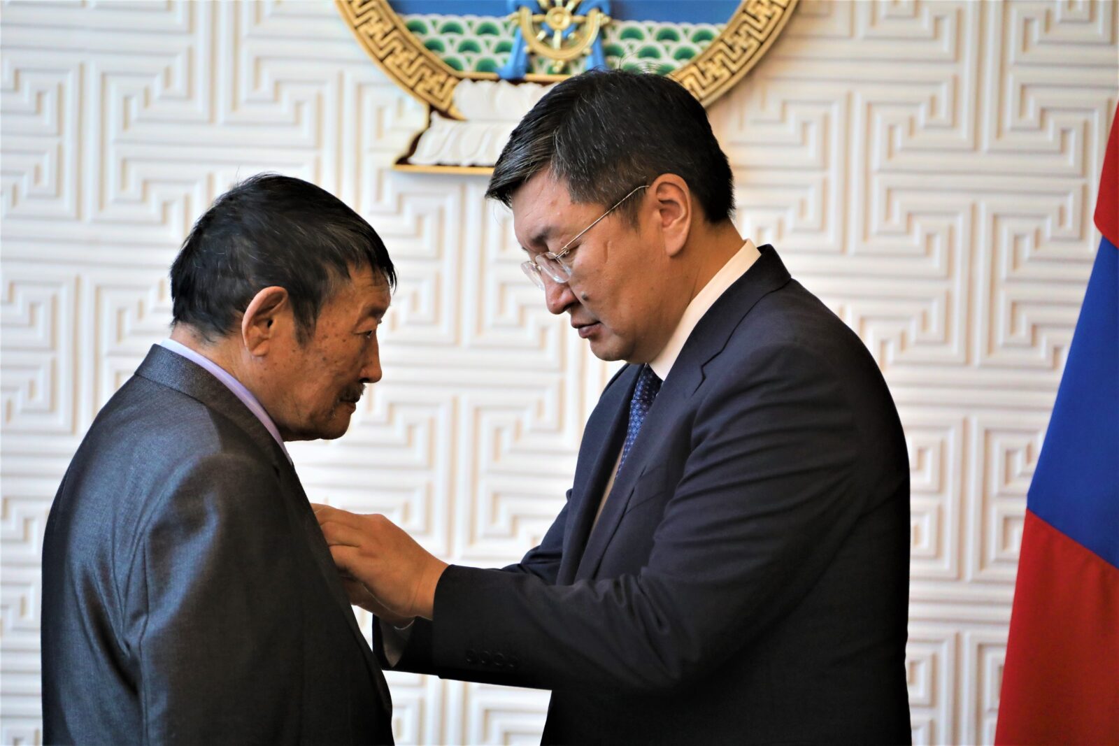 Барилгын салбарт 40 гаруй жил ажилласан ахмад барилгачин Н Бархүүг төрийн дээд Алтангадас