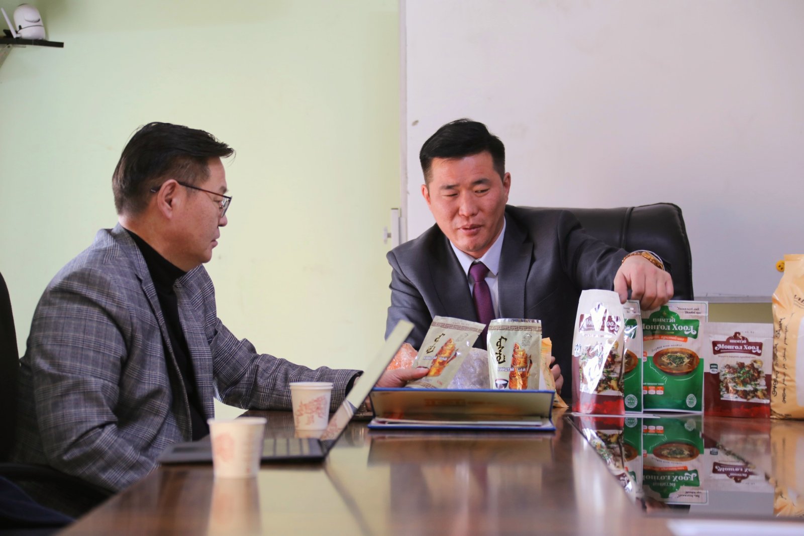 Э Сүхбаатар Үйлдвэр хөгжиж байж улс хөгжинө Хүнсний хувьсгал