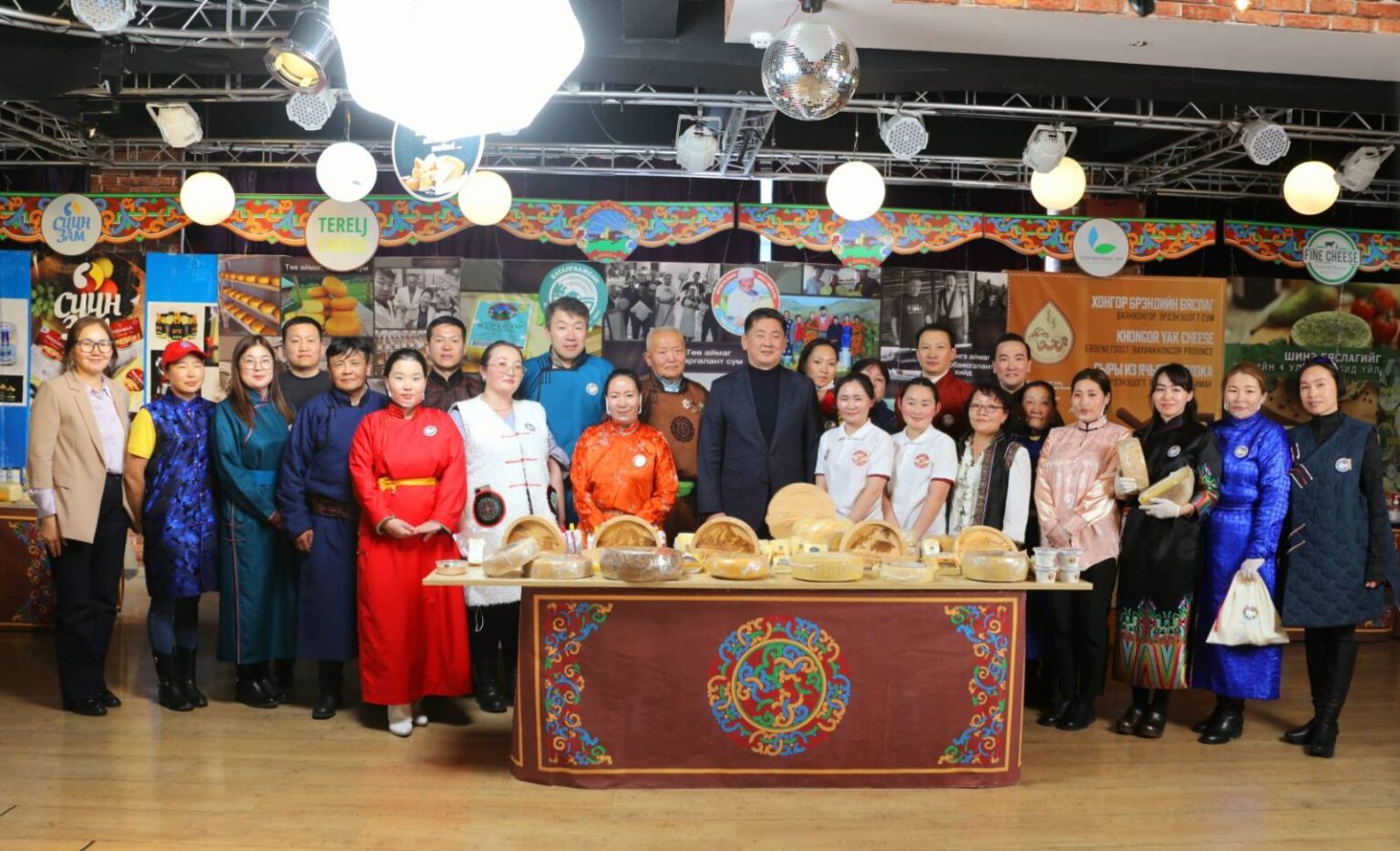 Монгол Улсын Ерөнхийлөгч Ухнаагийн Хүрэлсүх бяслаг үйлдвэрлэгчидтэй уулзаж санал хүсэлтийг сонслоо