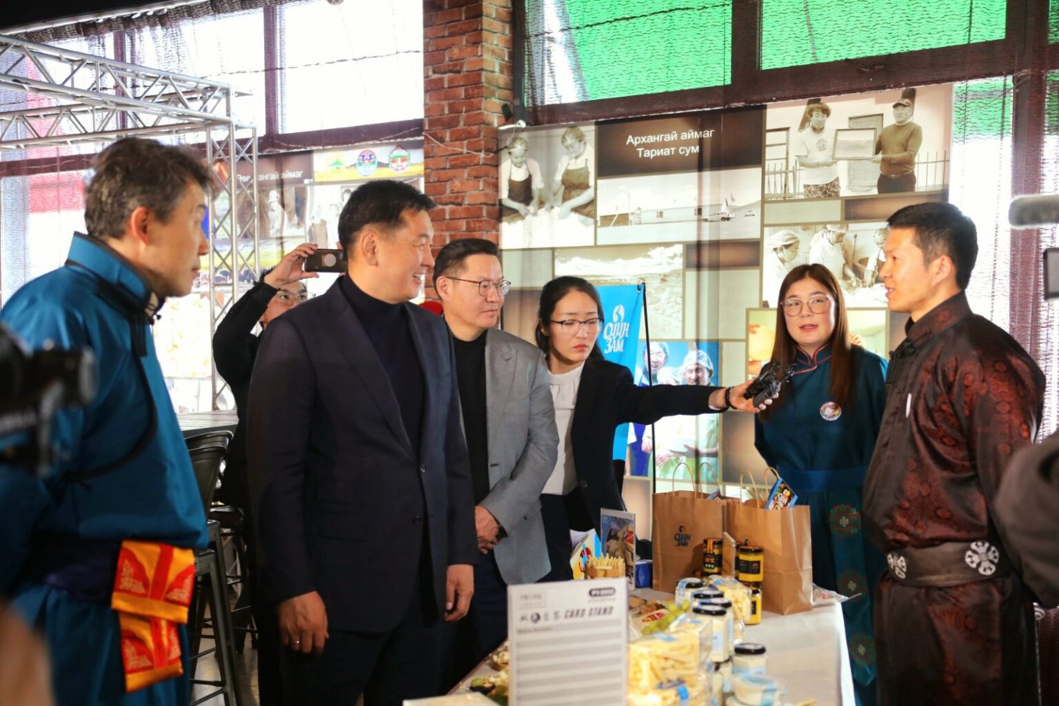 Монгол Улсын Ерөнхийлөгч Ухнаагийн Хүрэлсүх бяслаг үйлдвэрлэгчидтэй уулзаж санал хүсэлтийг