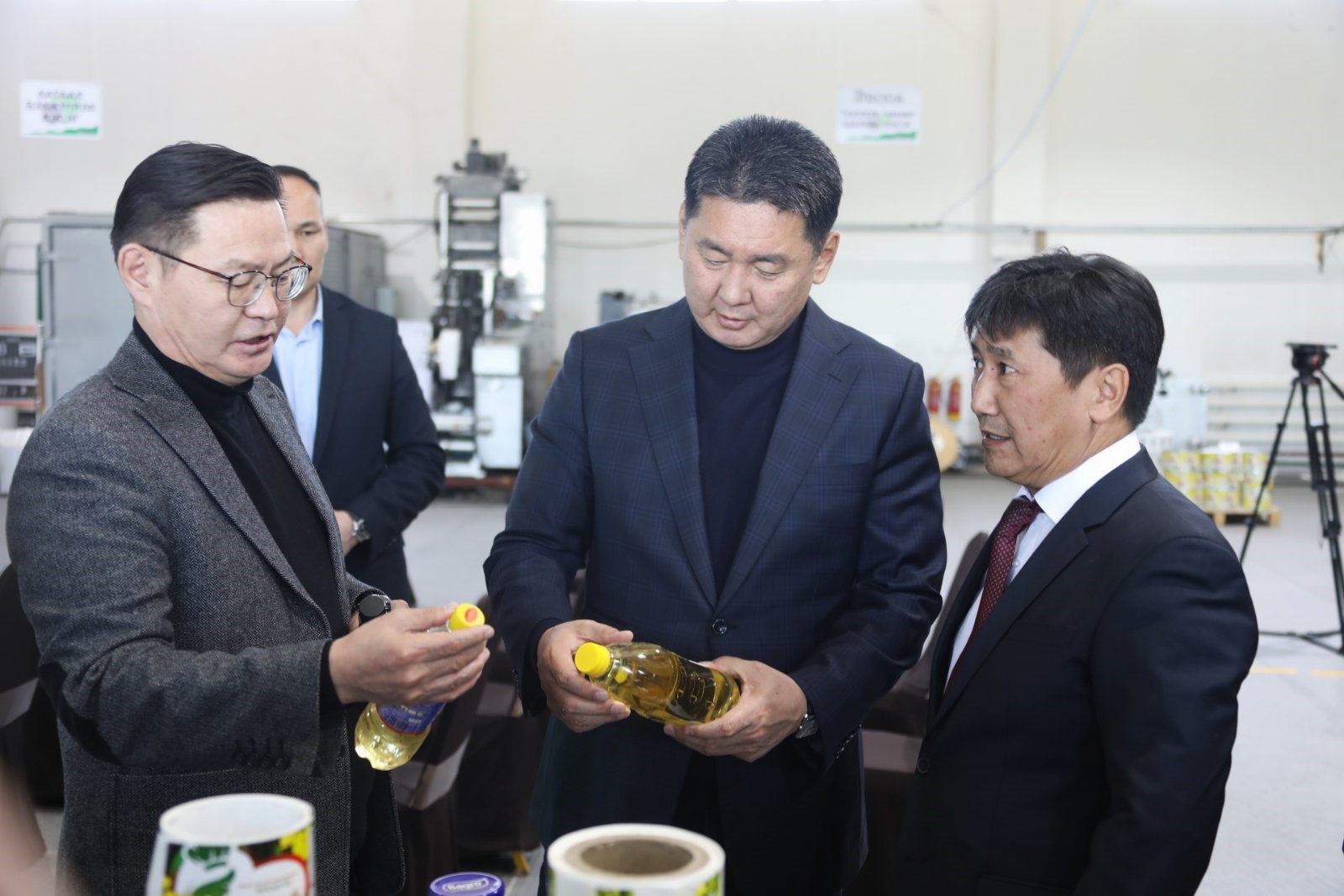 Монгол Улсын Ерөнхийлөгч Ухнаагийн Хүрэлсүх үндэсний үйлдвэрлэгч Монлабел компанид ажиллалаа