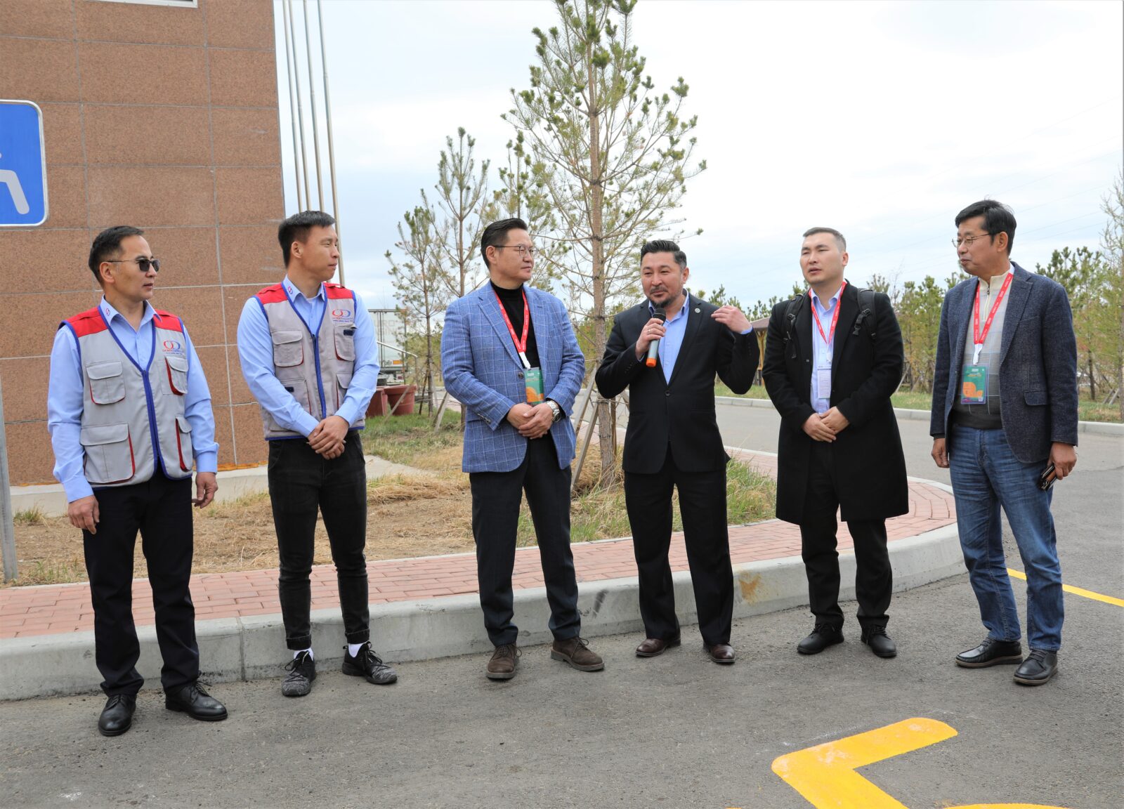 Монгол Улсын Ерөнхийлөгч Ухнаагийн Хүрэлсүх болон ЕТГ ын танилцсан 100 гаруй үндэсний