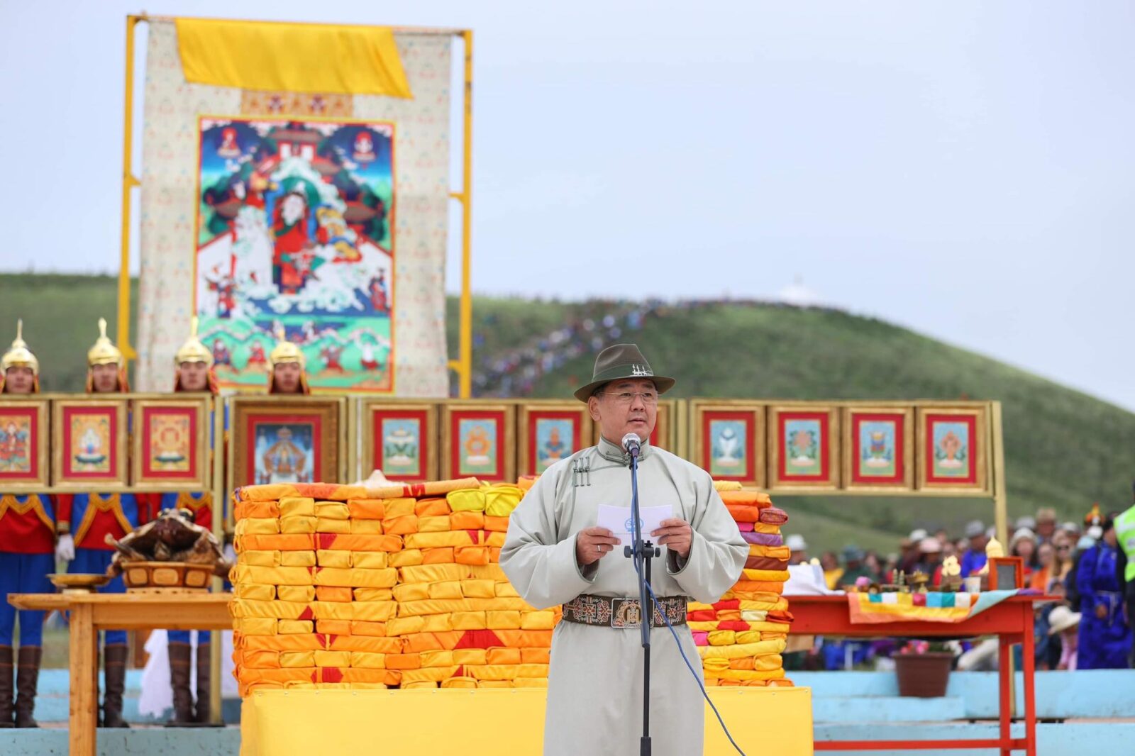 Төрийн тахилгат Алтан овооны тэнгэрийг тайх ёслол болов Хүнсний хувьсгал