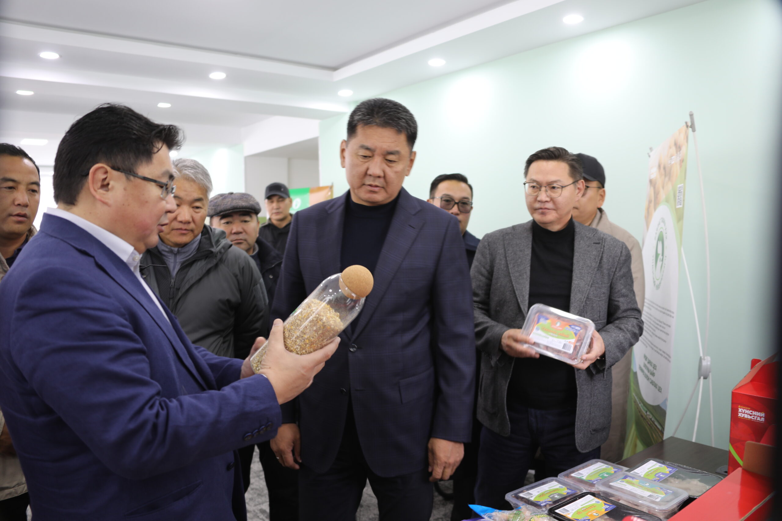 Монгол Улсын Ерөнхийлөгч У Хүрэлсүх “Баялаг тахиа” ХХК д ажиллалаа Хүнсний хувьсгал