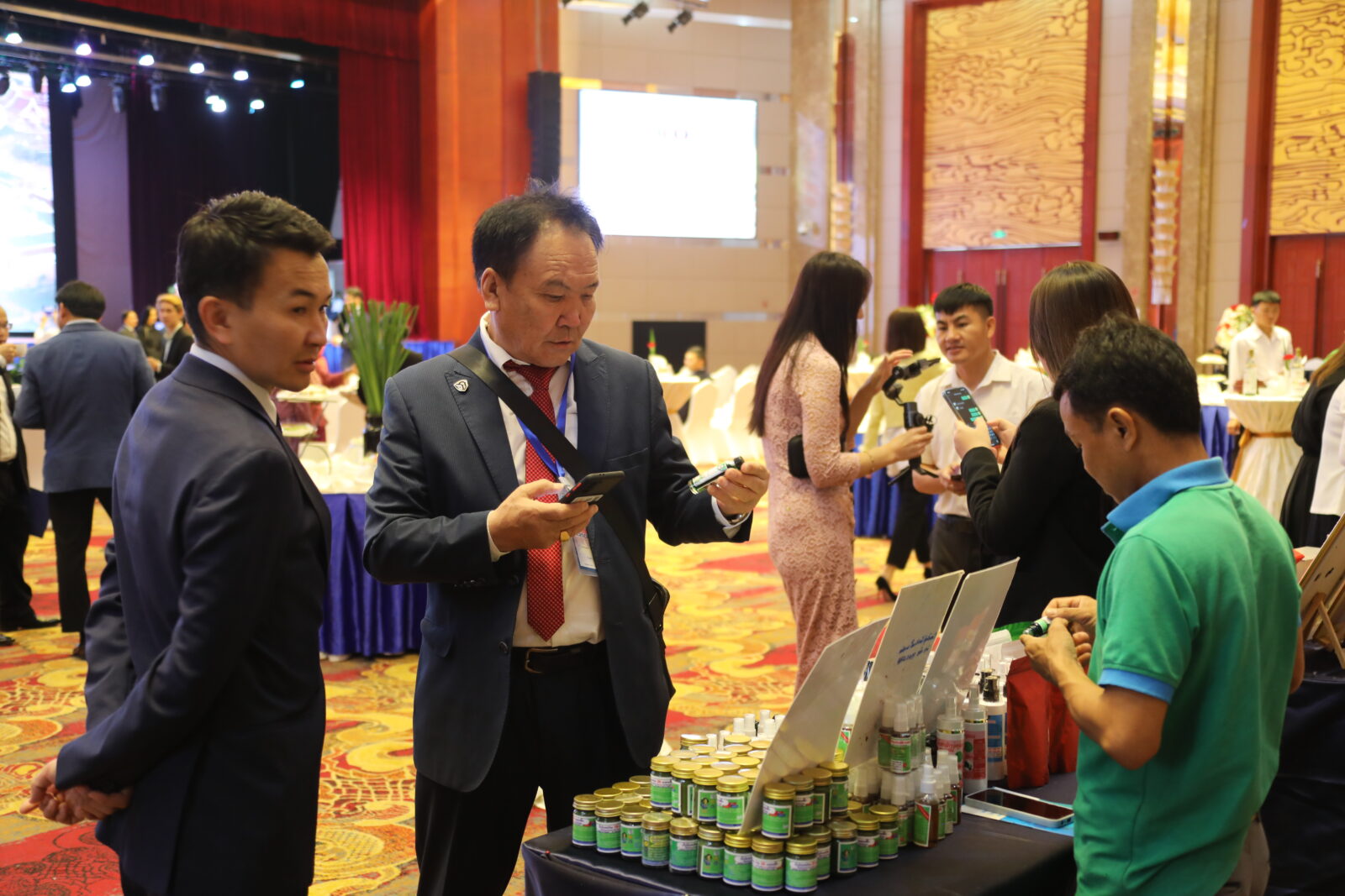 Ц Бумцэнд Ерөнхийлөгчийн айлчлалын хүрээнд үйлдвэрлэгчид олз дүүрэн байна Хүнсний хувьсгал