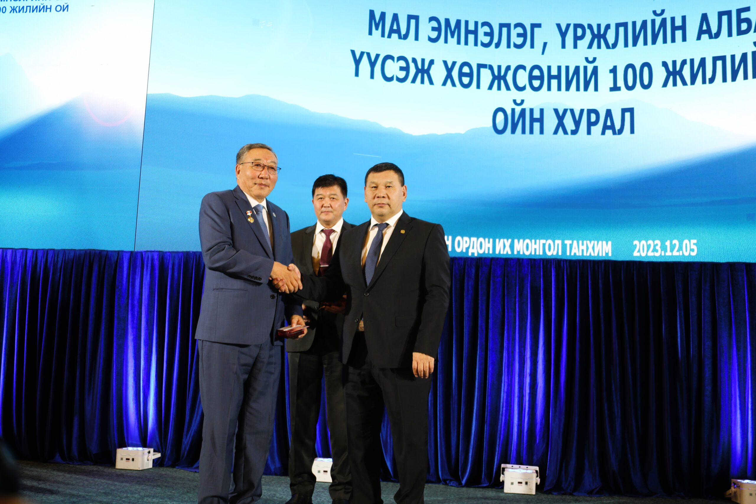 Р Цогтбаатар Хөдөө аж ахуйн салбарт 40 гаруй жил хөдөлмөрлөсөн
